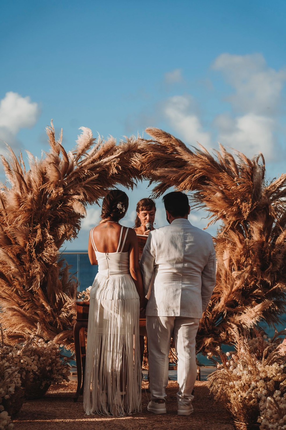 Cantora Ghabi celebra 10 anos de casamento em Fernando de Noronha; fotos