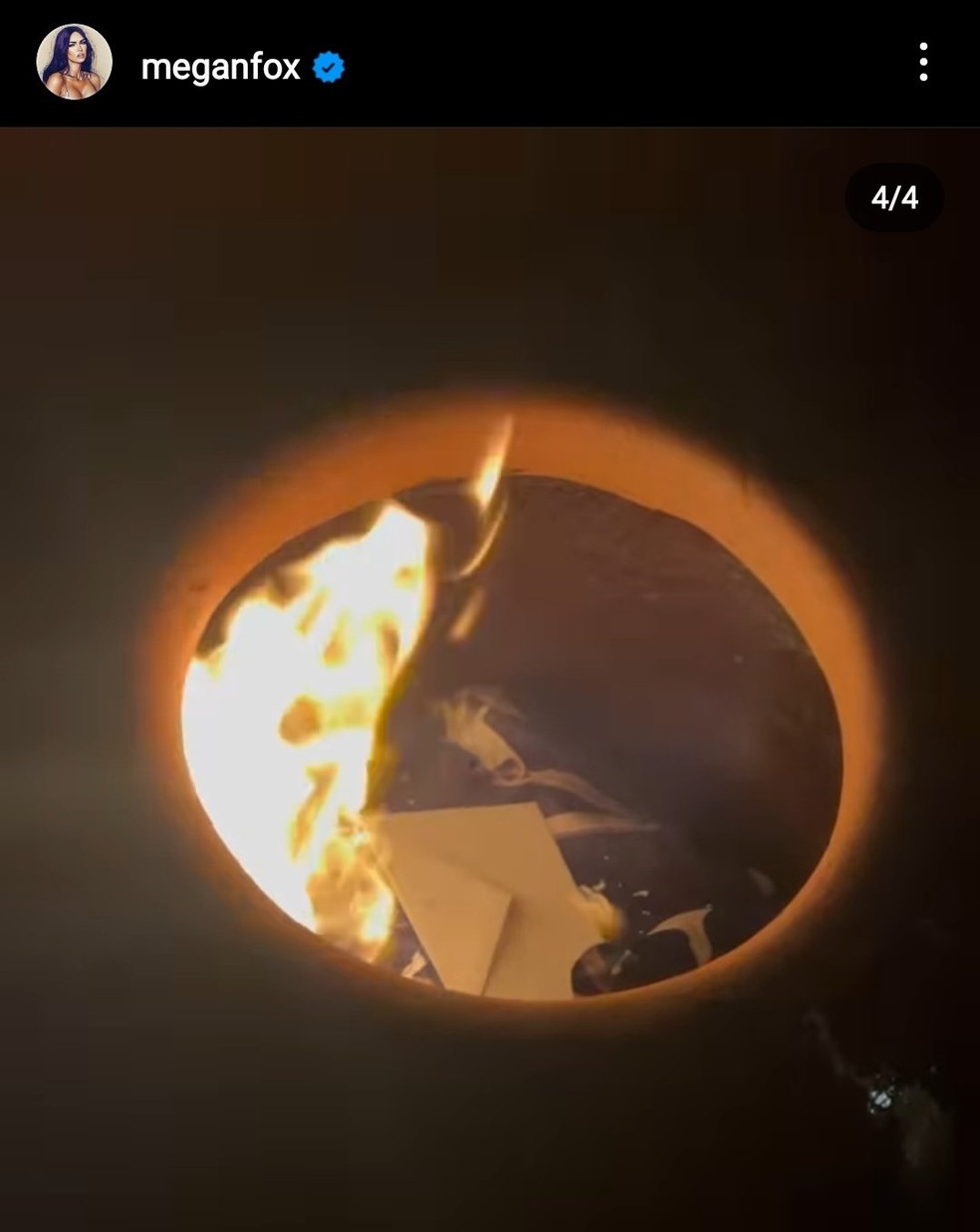 Megan Fox apaga fotos de Machine Gun Kelly, posta sobre infidelidade e fãs suspeitam de término