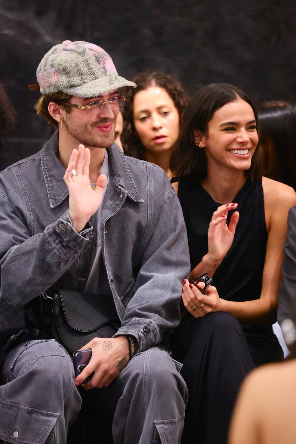 Bruna Marquezine vai acompanhada de João Guilherme a desfile de marca ...