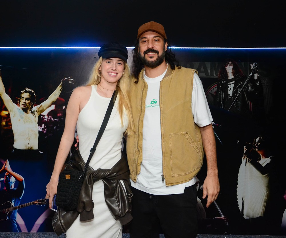 Gabriel O Pensador faz rara aparição com a namorada 26 anos mais jovem