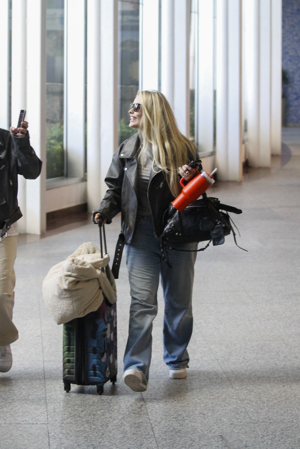 Yasmin Brunet desembarca no Rio para a final do BBB 24 com bolsa de R ...