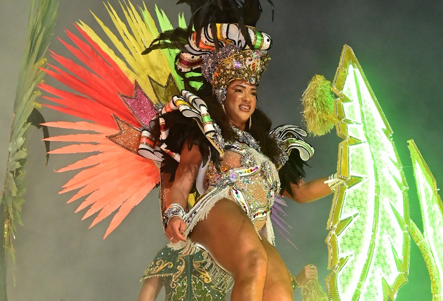 Ex-BBB Aline Patriarca desfila pela Beija-Flor