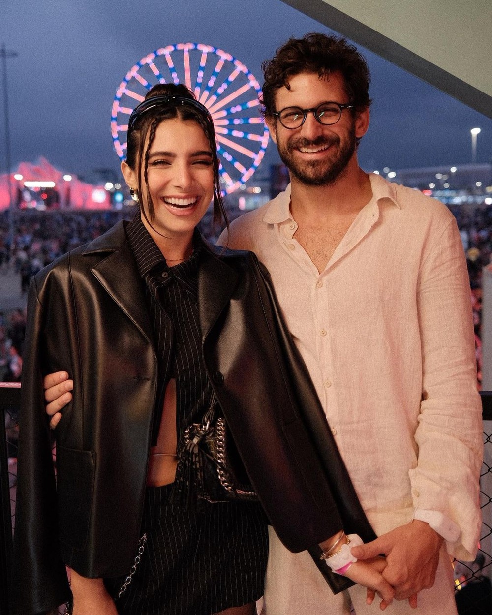 Nua, Rayssa Bratillieri toma banho de cachoeira com o namorado