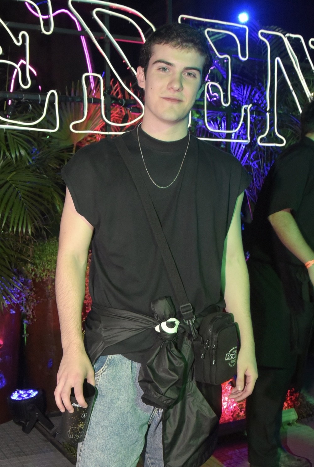 Quem é Caio Manhente? Ator foi visto aos beijos com Bella Campos