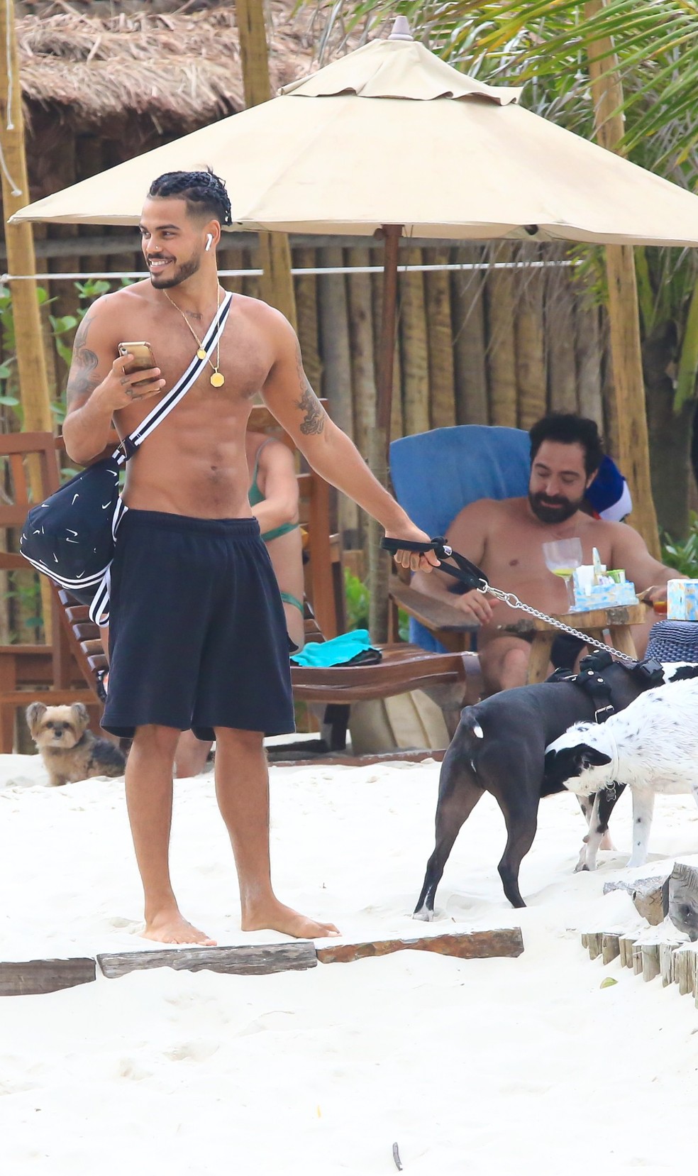 Ex-Malhação Enzo Romani mostra corpo sarado em dia de praia no Rio