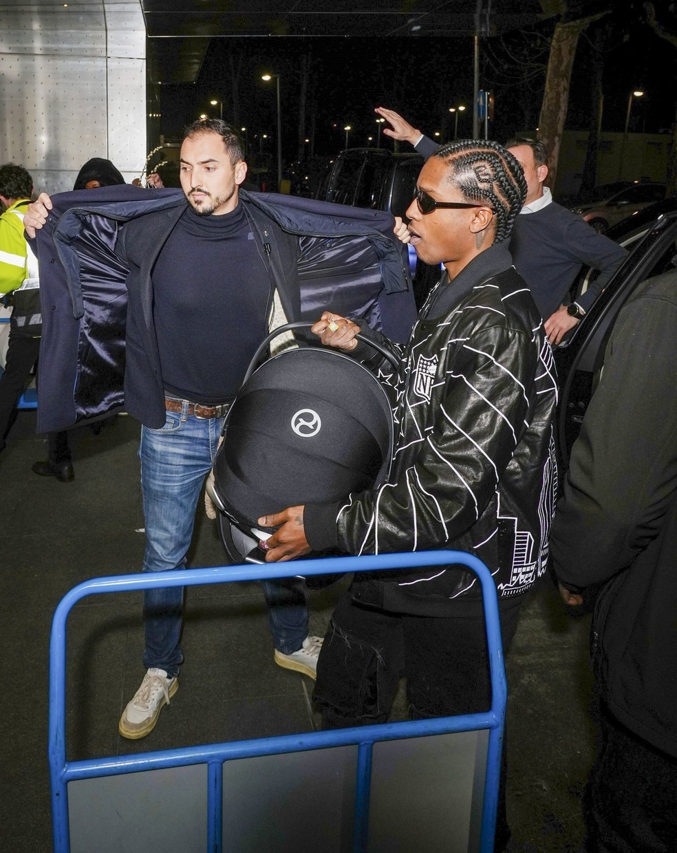 Rihanna e A$AP Rocky deixam Milão com o filho e sapato do rapper rouba ...