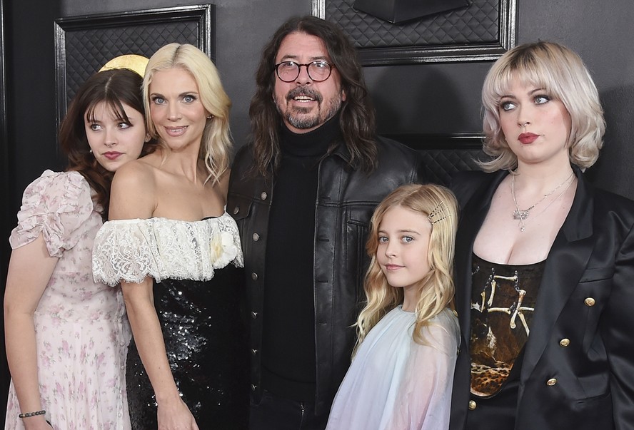 Com bebê fora do casamento, Dave Grohl se torna pai de 4; conheça a família