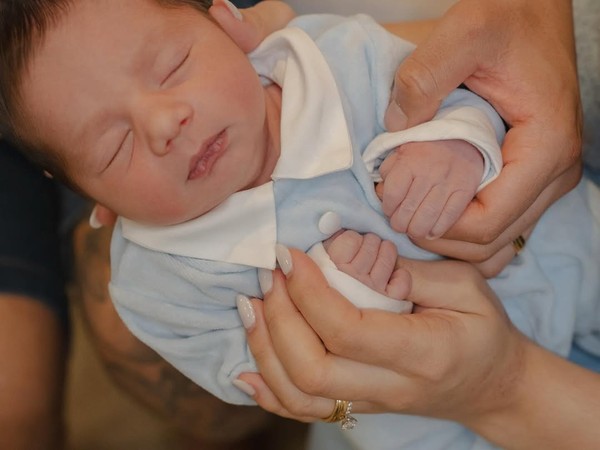 Gabriel Jesus e Raiane Lima anunciam nascimento de segundo filho; fotos