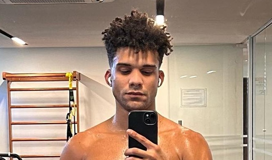Após treino, Lucas Leto faz selfie suado e mostra o shape