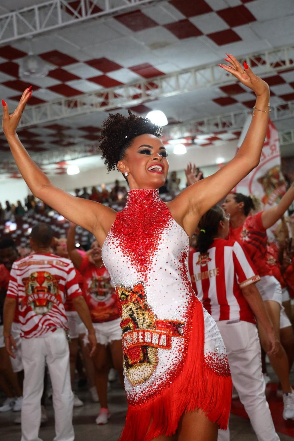 Morando na Croácia, musa retorna ao Brasil pro Carnaval: 'Se não ...