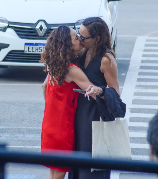 Alice Braga troca beijos com a namorada ao deixar evento em SP