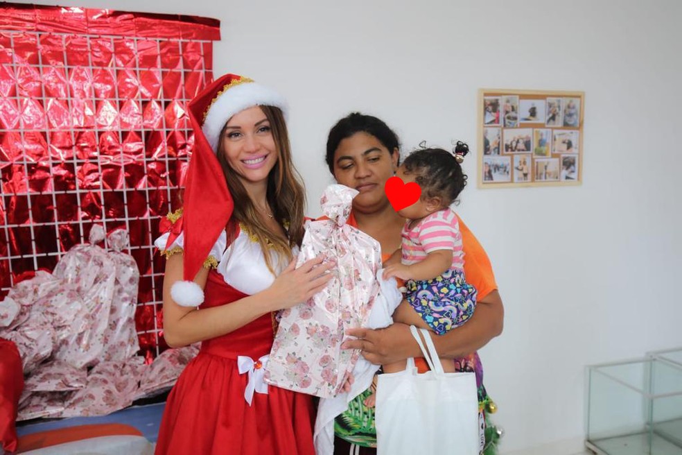 Maria Melilo distribui presentes de Natal em comunidade de São Paulo