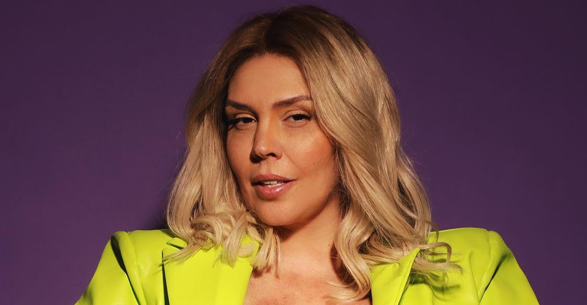Simony posa decotada para ensaio e fala sobre 'se sentir um caco'