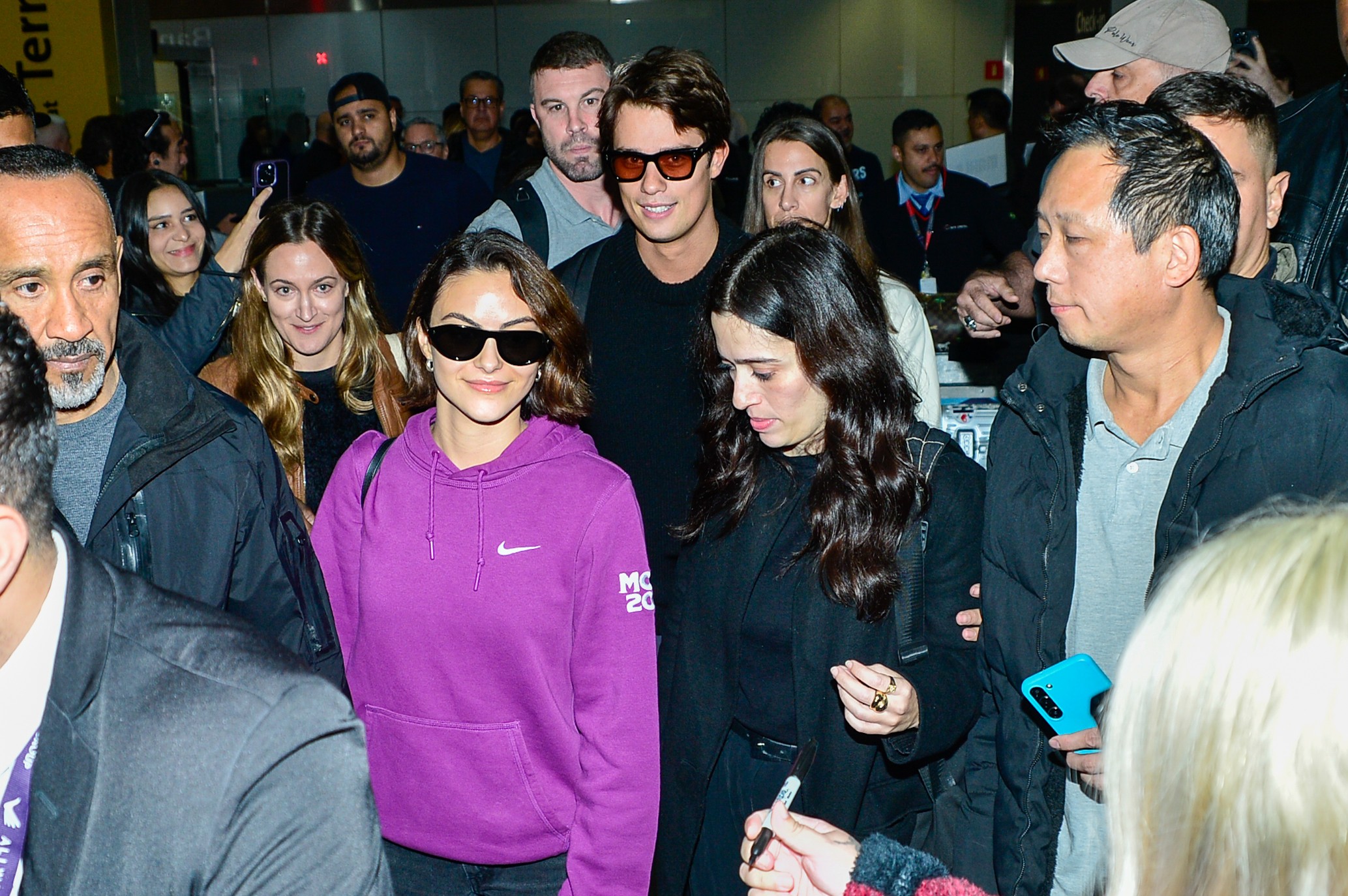 Atores Nicholas Galitzine e Camila Mendes causam alvoroço ao chegar em ...