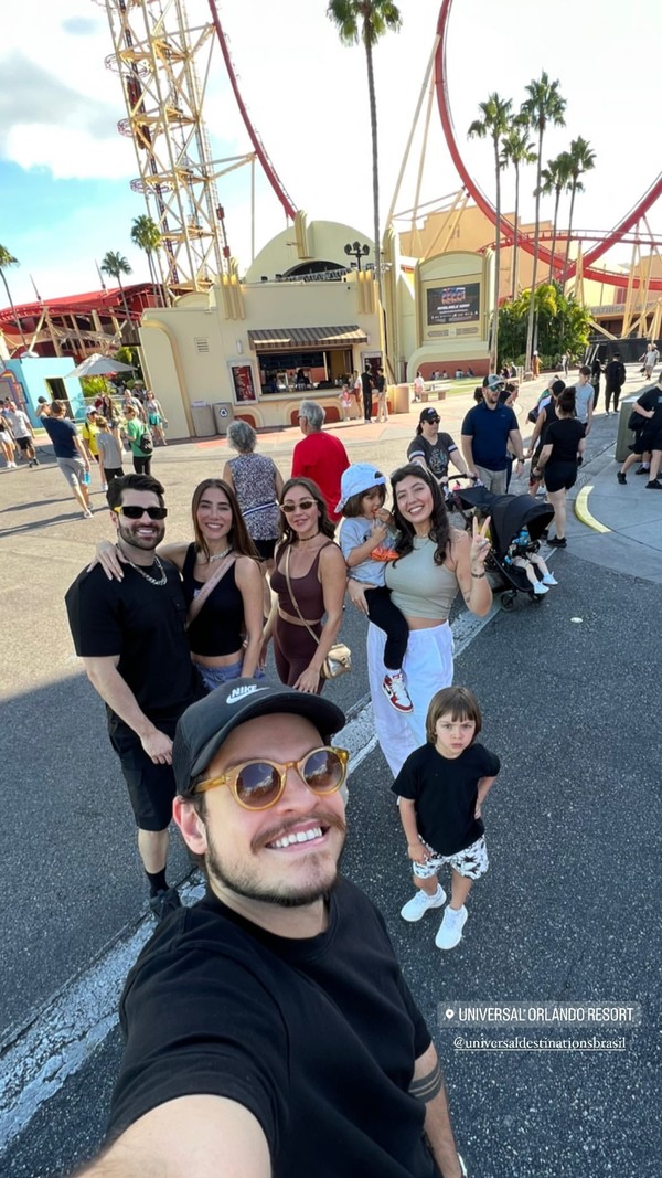 DJs e gêmeos, Alok e Bhaskar curtem parque em Orlando com irmã ...