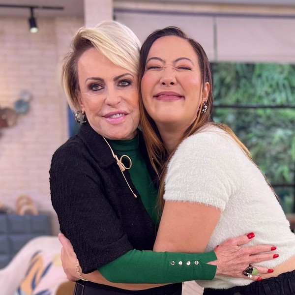 Ju Massaoka fala sobre trajetória na Globo, casamento à distância e diagnóstico de lipedema