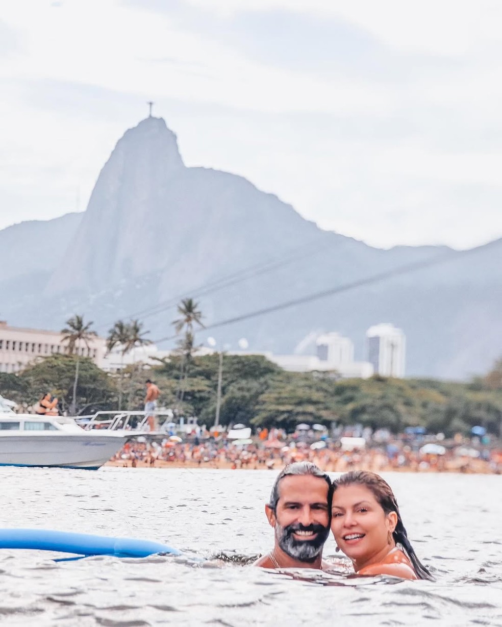 Bárbara Borges comemora aniversário em barco e troca beijos com Iran Malfitano