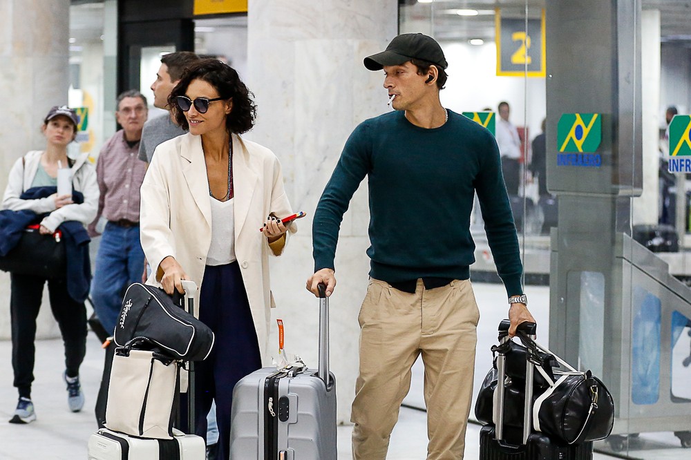 Débora Nascimento faz aparição rara com o namorado, Alex Cunha