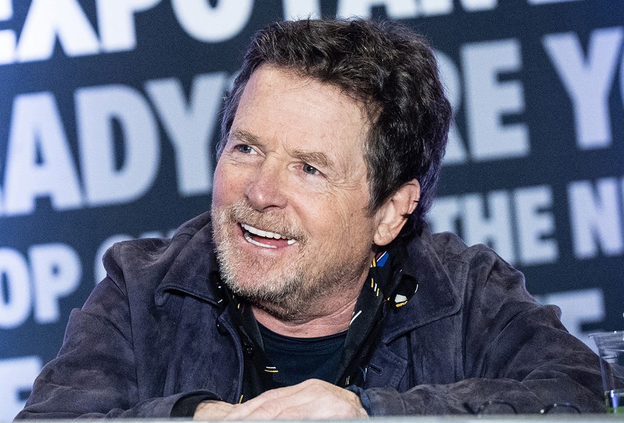 Com Parkinson há 34 anos, Michael J. Fox faz rara aparição com o elenco ...