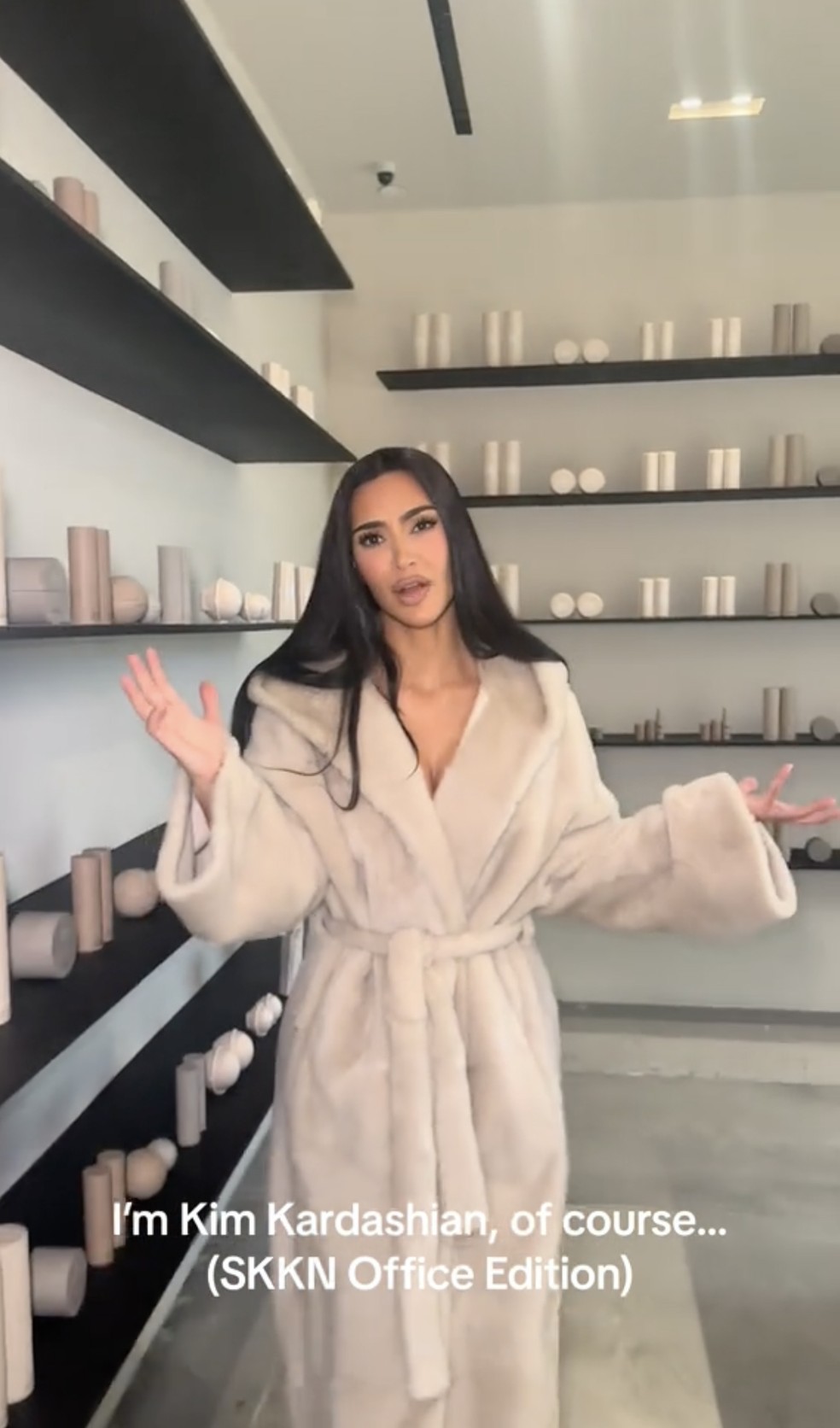 Escritório de Kim Kardashian tem cama de bronzeamento, manequim ...