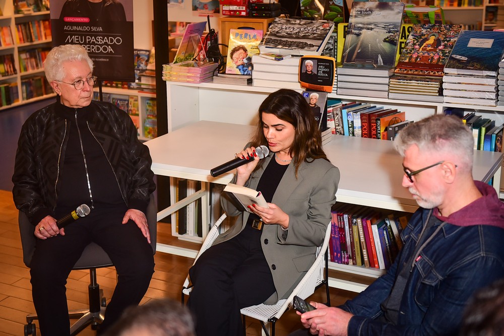 Giulia Gam e mais famosos prestigiam lançamento de livro do autor ...