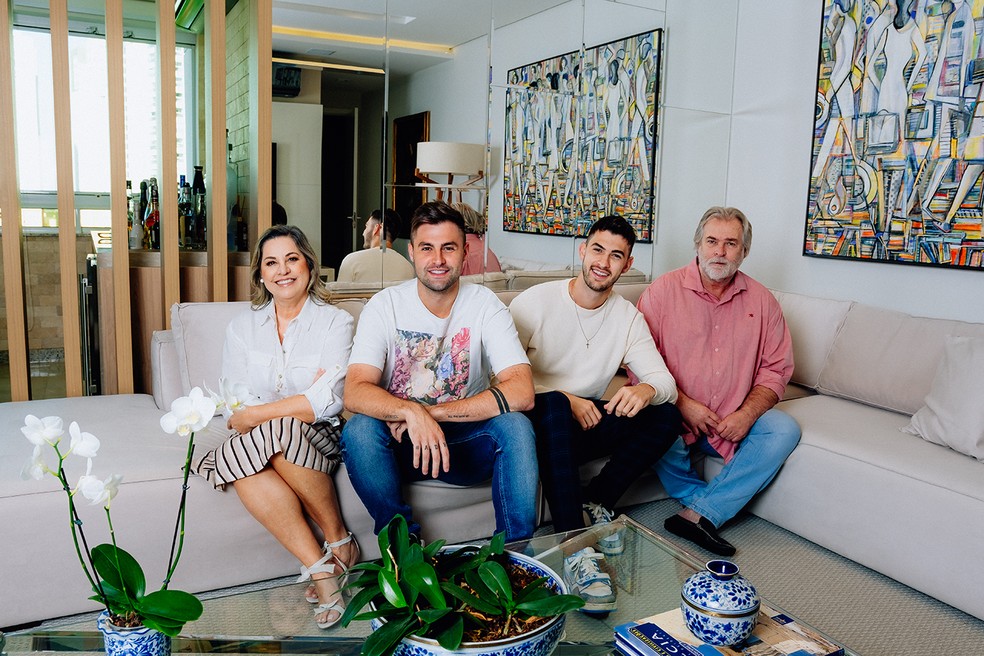 Rezende abre mansão e fala da importância da base familiar para lidar ...