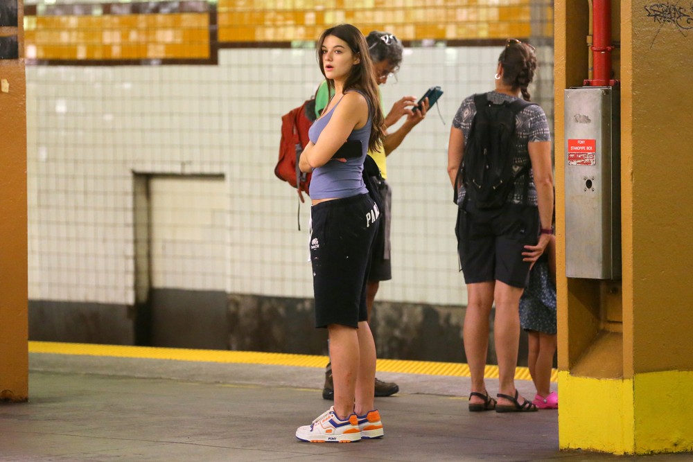 Suri Noelle é clicada no metrô após Tom Cruise ser liberado de pagar pensão