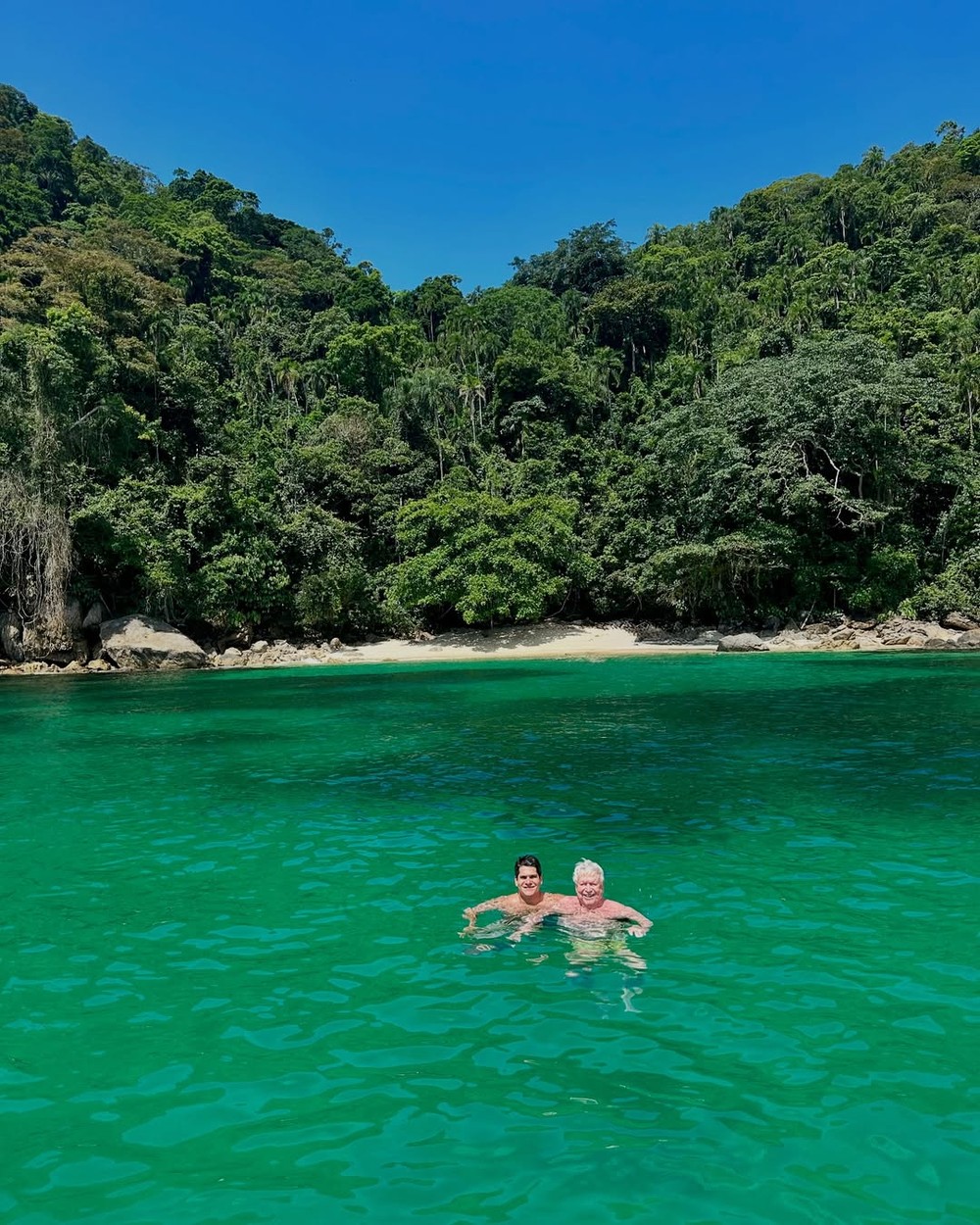 Aos 89 anos, Boni toma banho de mar em Angra dos Reis