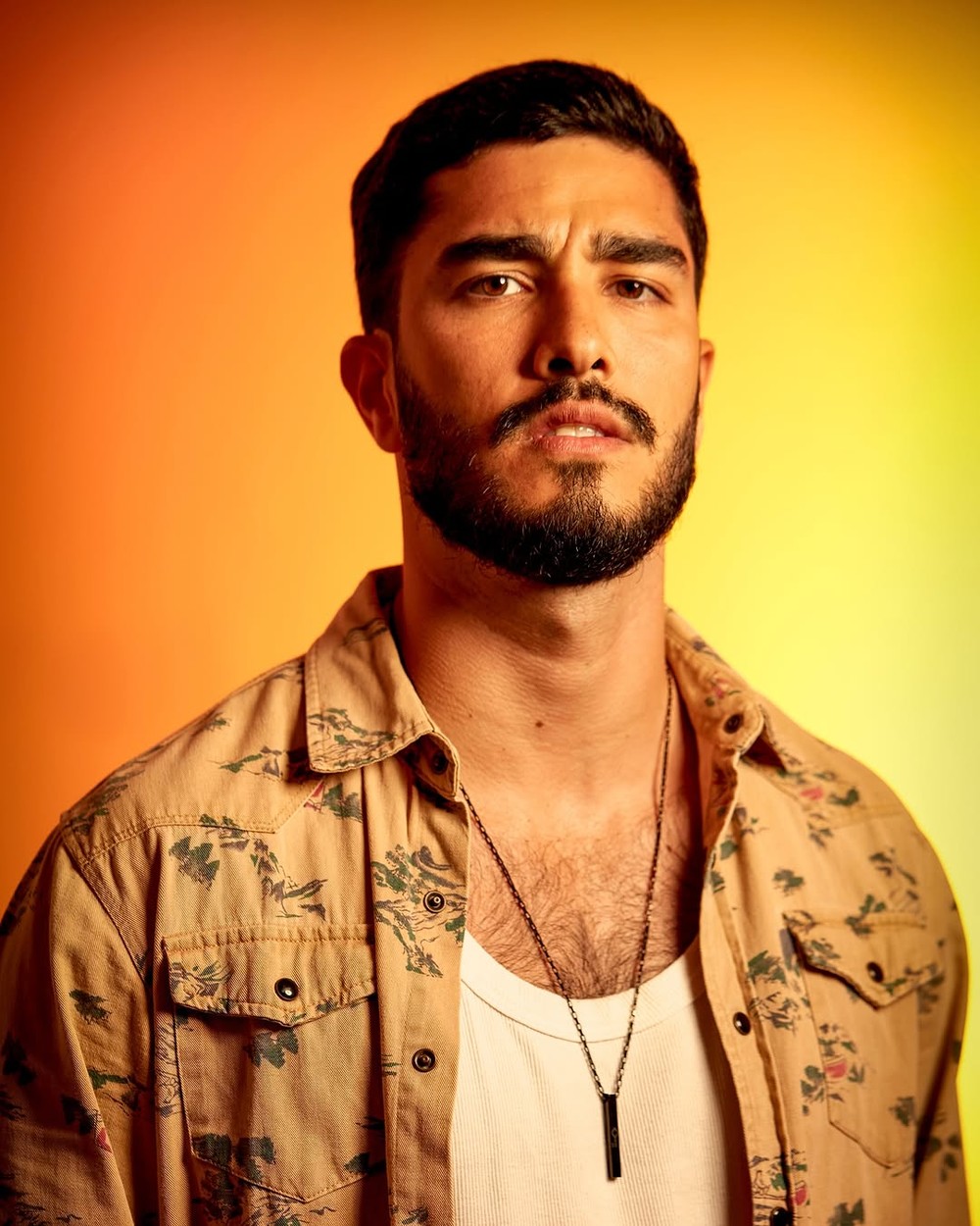 Leonardo Bittencourt, o Rod de 'Mania de Você', exibe tanquinho em ensaio