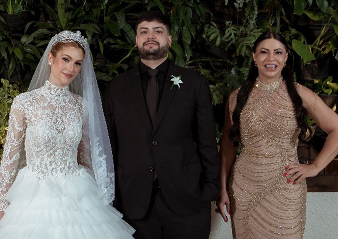 Destaque da Rosas de Ouro, empresária Sylvia Design abre álbum de casamento do filho; veja fotos