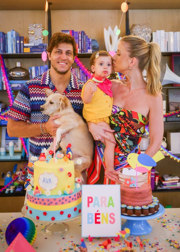 Gabriela Prioli e Thiago Mansur comemoram um ano da filha, Ava; vídeos