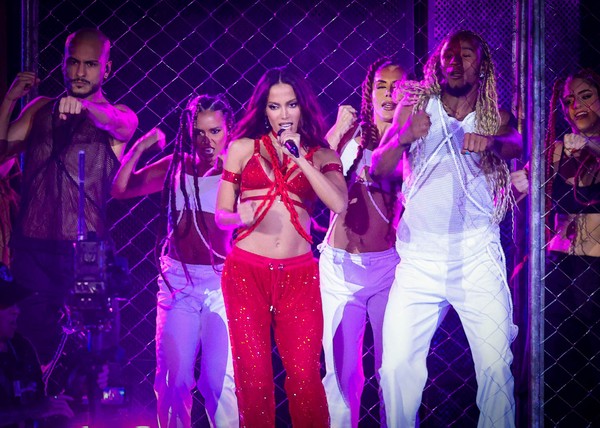 Anitta se apresenta no intervalo do primeiro jogo da história da NFL no ...