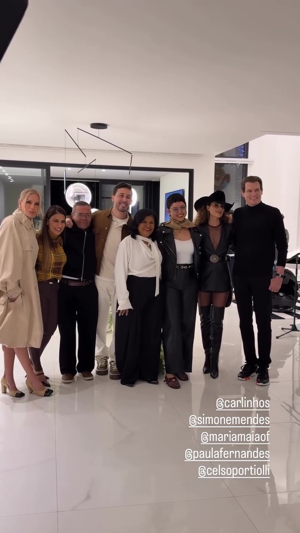 Em mansão, Simone Mendes ganha festa com Paula Fernandes, Deborah Secco ...