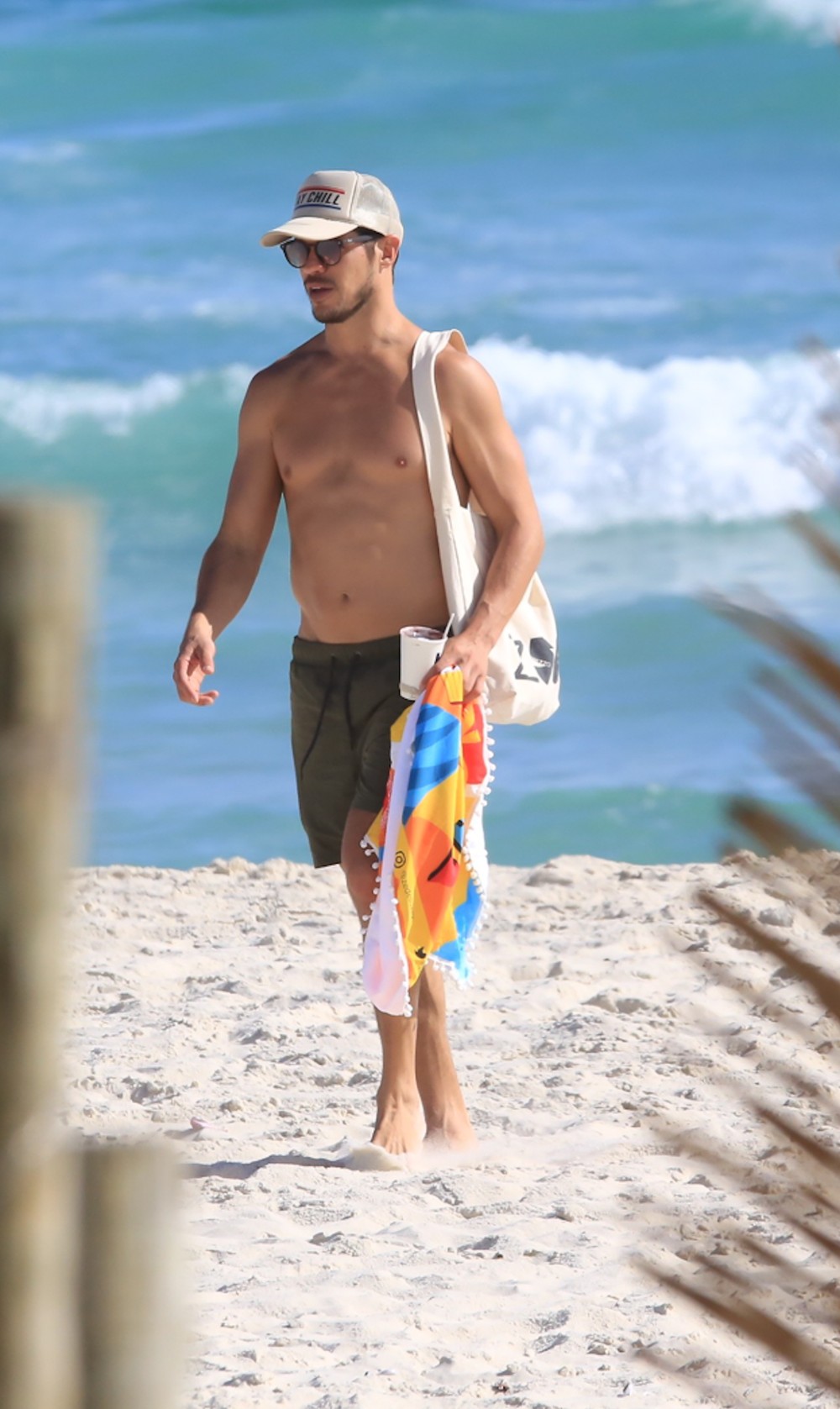 De sunga, José Loreto aproveita sexta de sol no Rio de Janeiro com amigo