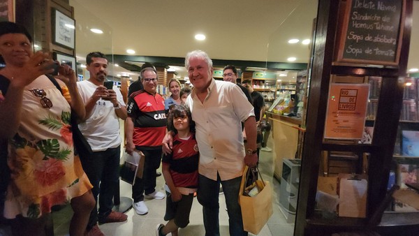 Em aparição rara, Zico faz alegria de fãs e posa para fotos