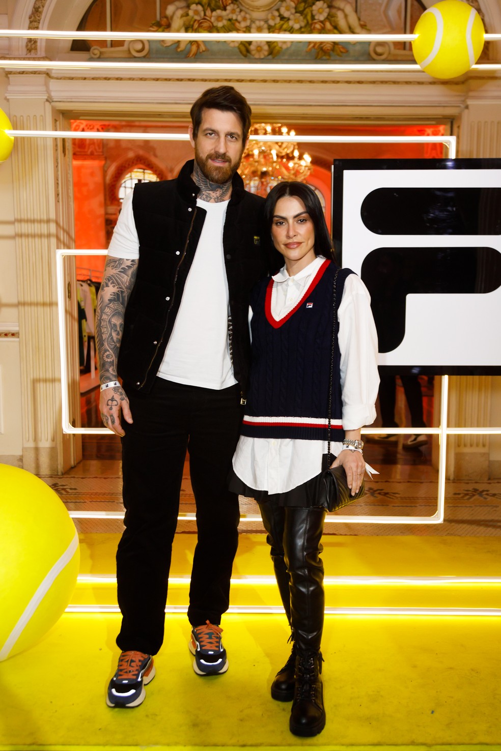 Cleo e Gianne Albertoni vão com os amados a desfile de moda em SP