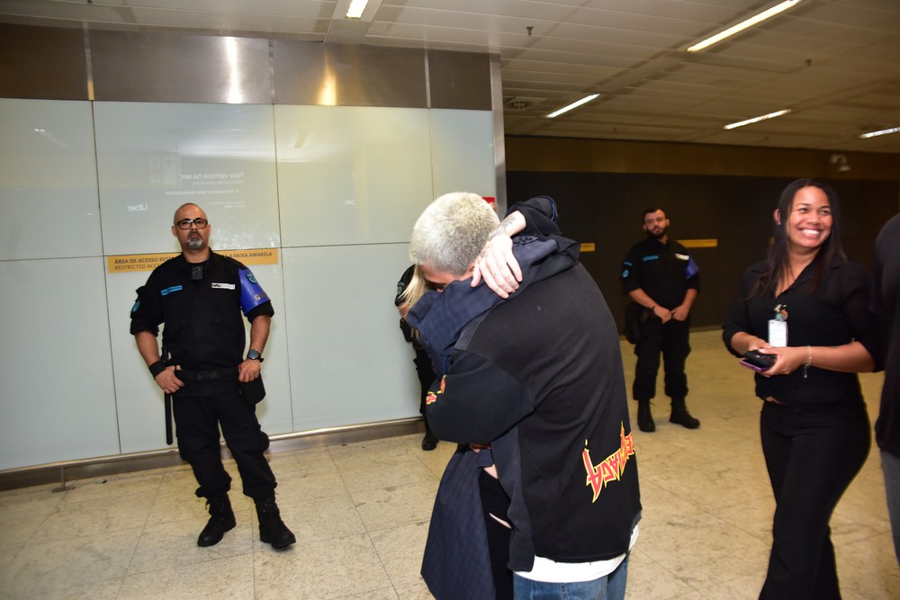 Luísa Sonza beija muito o affair, Chico Veiga, em aeroporto; vídeos