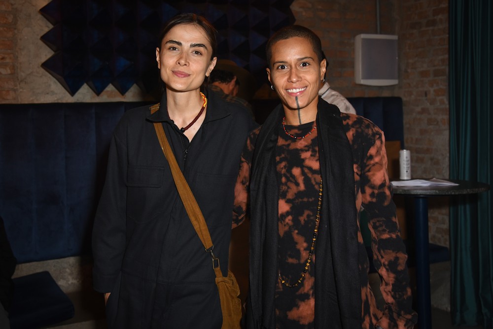 Maria Casadevall faz aparição pública rara com a namorada, Larissa Mares