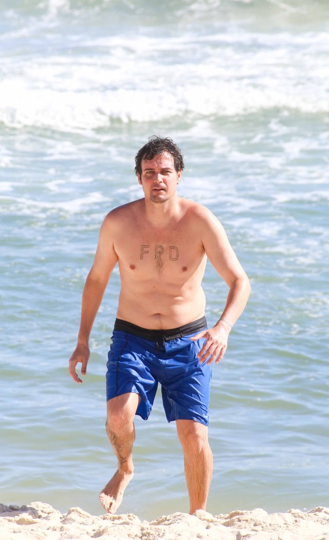 Galã dos anos 2000, Felipe Dylon curte praia no Rio; fotos