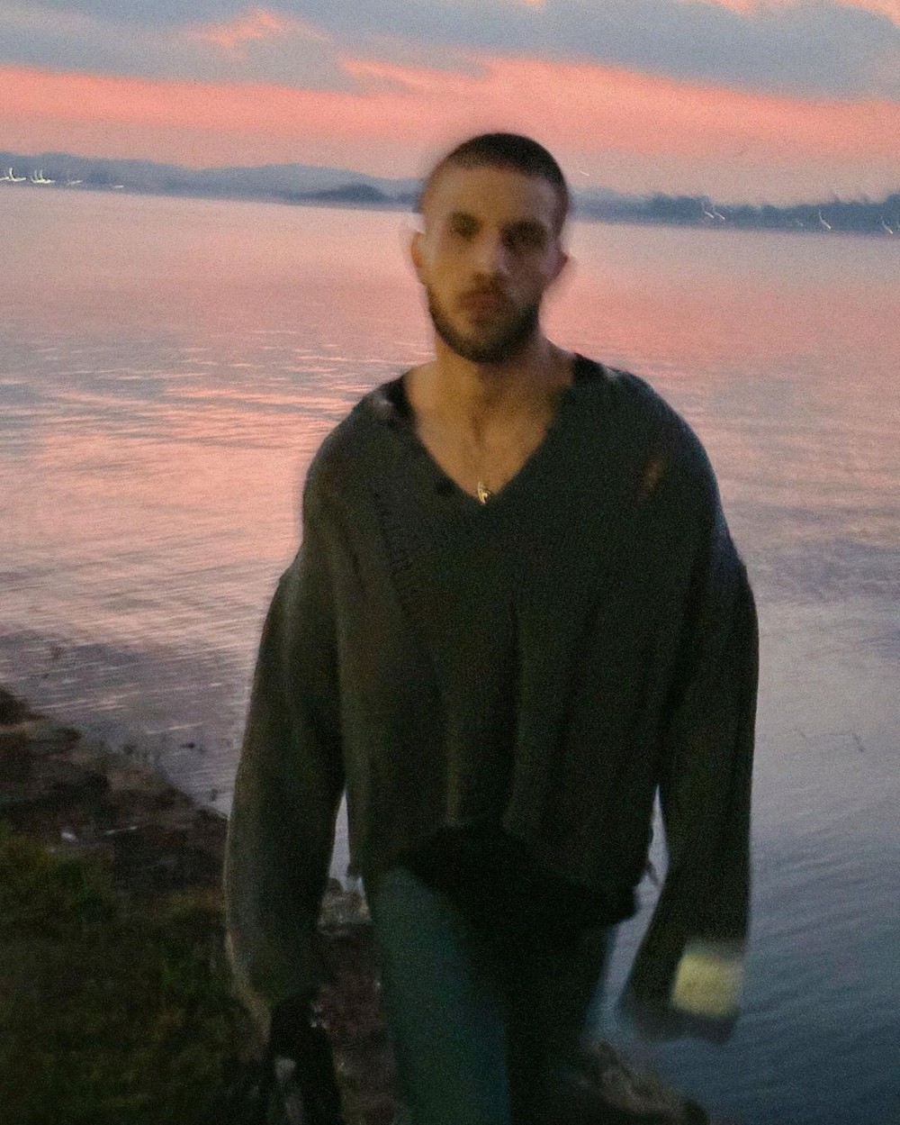 Chay Suede abre álbum conceitual com 'céu rosa' em São Paulo