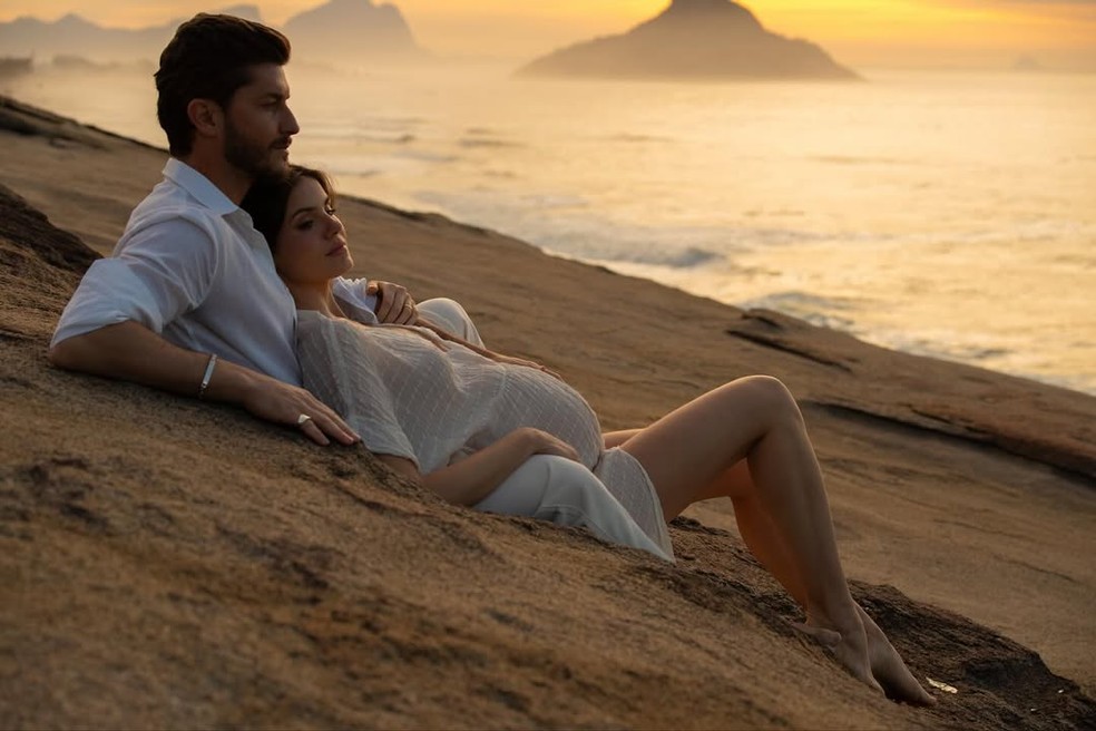 Camila Queiroz abre álbum de fotos e celebra a espera da primeira filha com Klebber Toledo