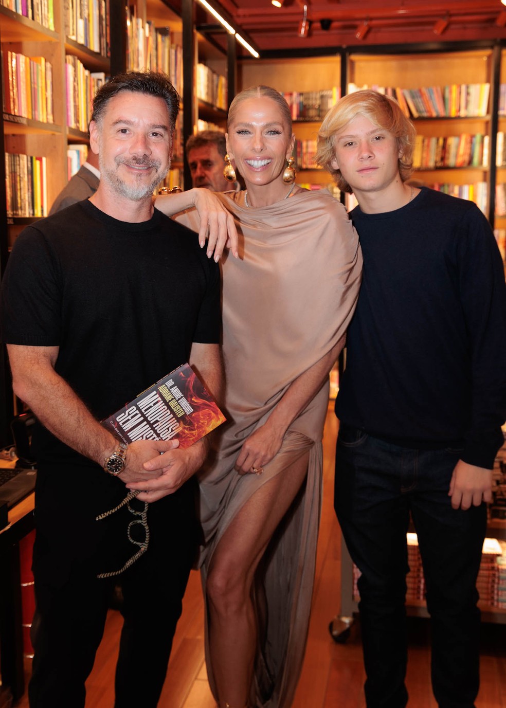 Adriane Galisteu recebe mãe, marido, filho e amigos famosos ao lançar livro