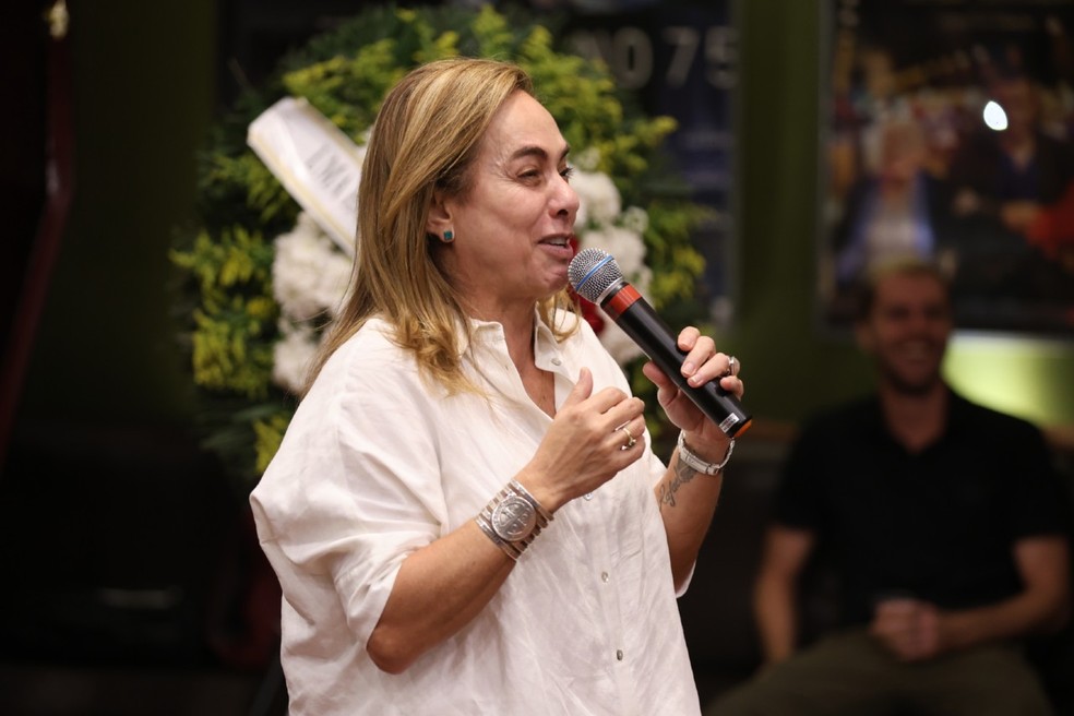 Cissa Guimarães se emociona em velório do ex-marido Paulo César Pereio