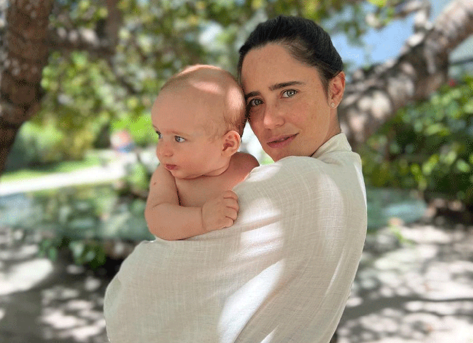 Fernanda Vasconcellos posta foto com o filho durante viagem para a Bahia