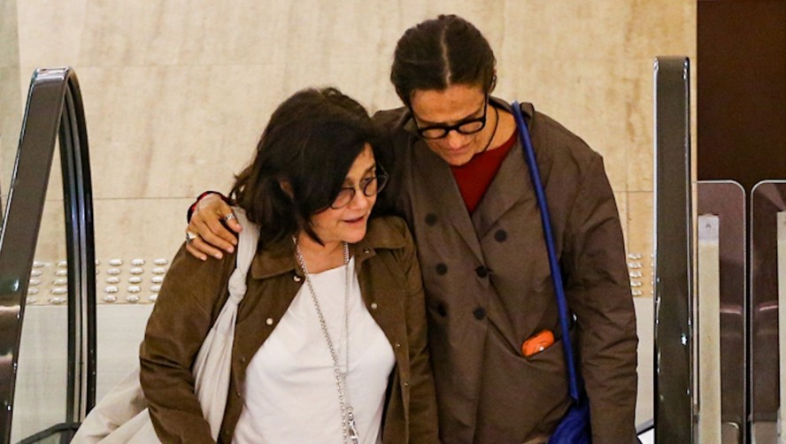 Zélia Duncan passeia abraçada à mulher, Flavia Pedras, em rara aparição ...