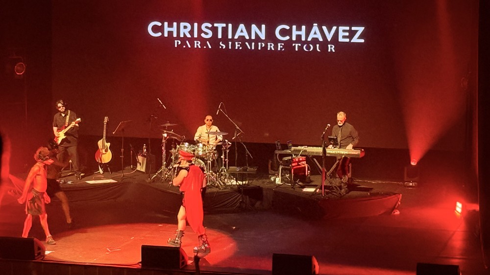 Christian Chávez faz show intimista da 'Para Siempre Tour' em São Paulo