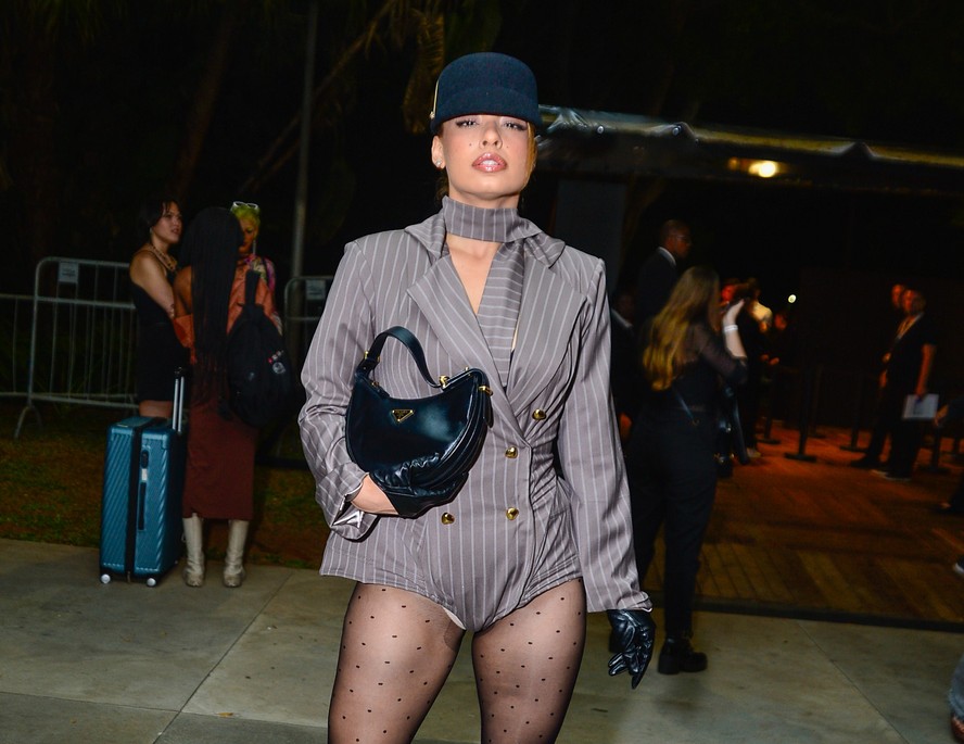 Ex-BBB Beatriz Reis deixa parte do bumbum à mostra no SPFW; frente e verso