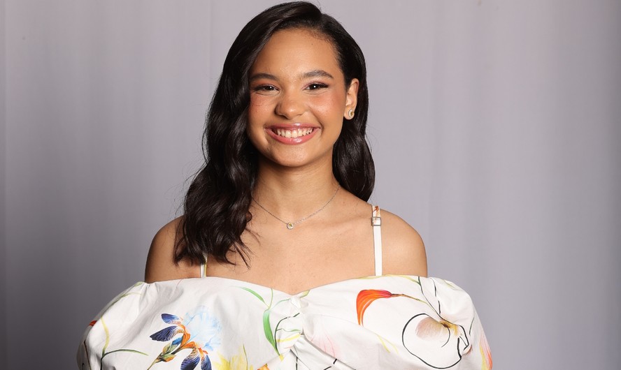 Maria Marçal, cantora gospel de 16 anos, sobre cantar em festas ...