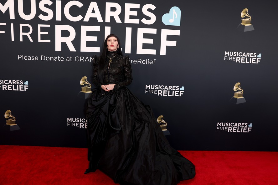 Lady Gaga surge no Grammy morena e mantém tradição de look 'diferente ...