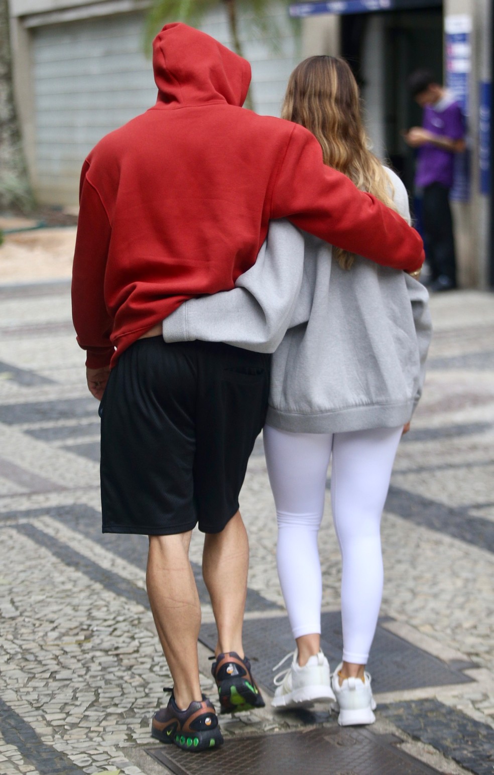 Filipe Ret e namorada vão a restaurante na zona sul do Rio